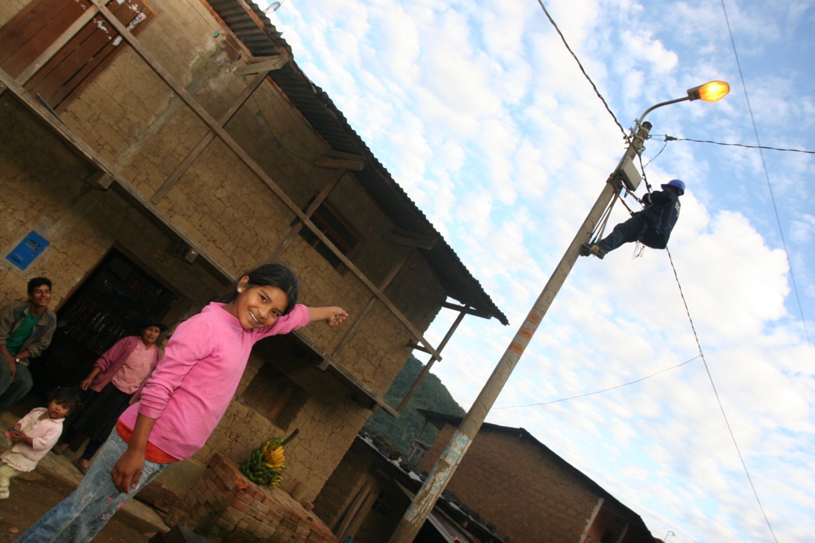 MINEM lleva energía eléctrica a más de 40 mil peruanos de zonas rurales ... MINEM lleva energía eléctrica a más de 40 mil peruanos de zonas rurales ...