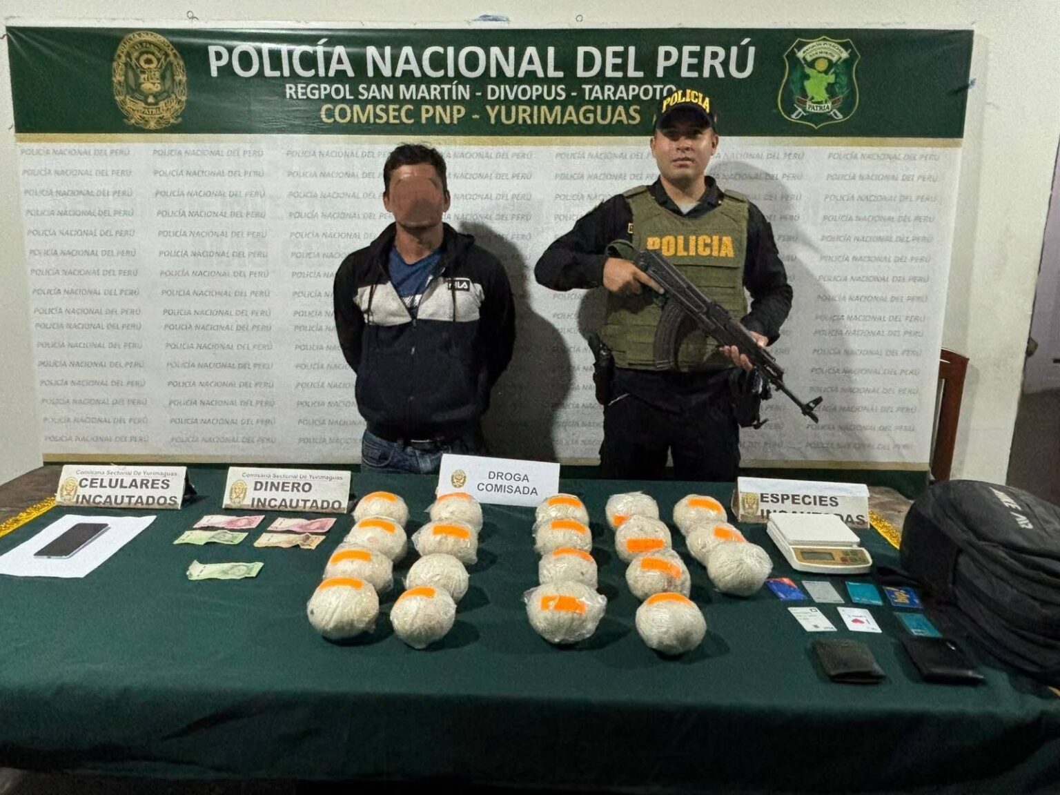 Droga estaba oculta en baldes de plástico dentro de una embarcación ...